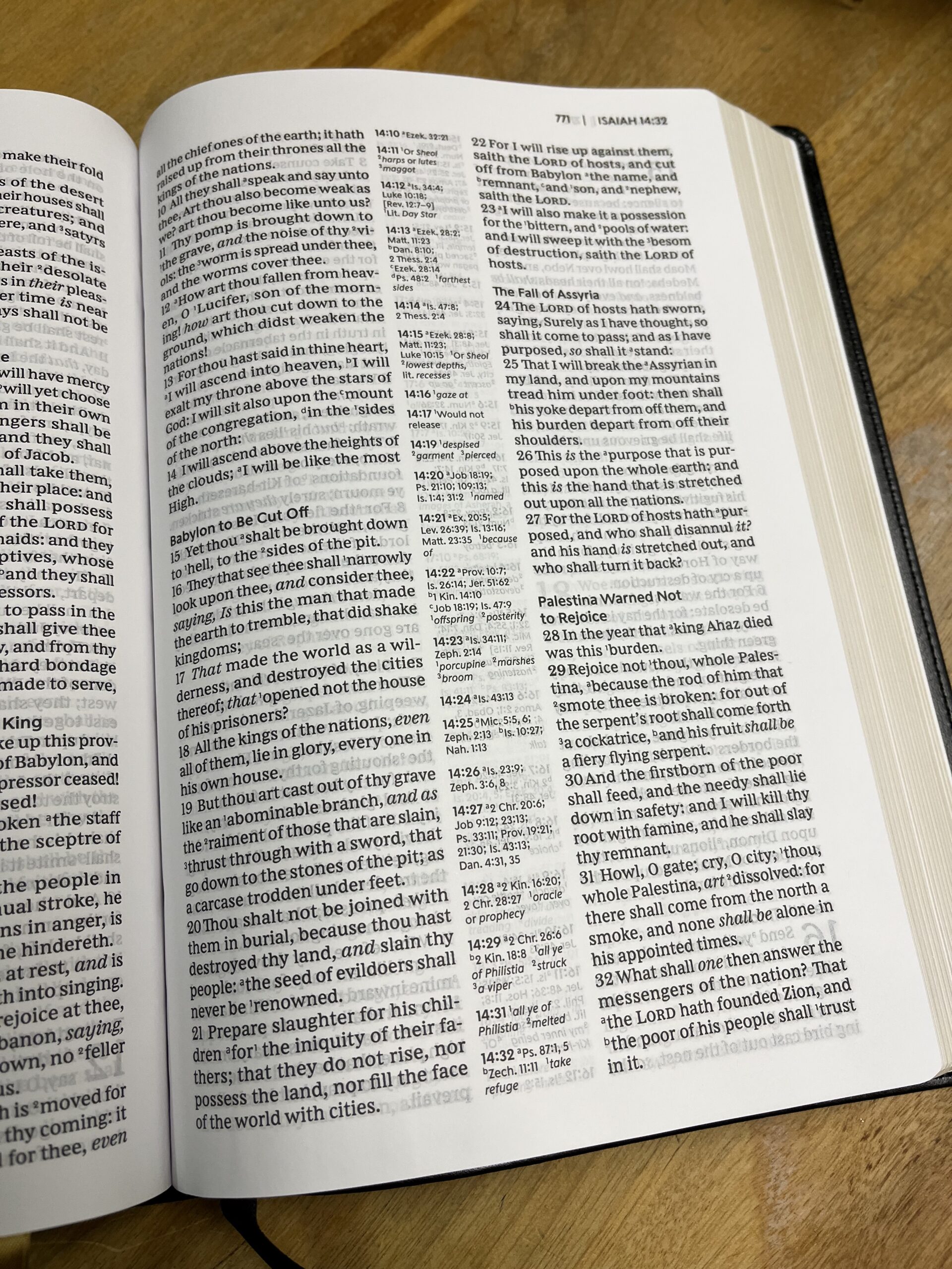 First Look: Thomas Nelson KJV Center-Column Reference Bible w/Apocrypha ...